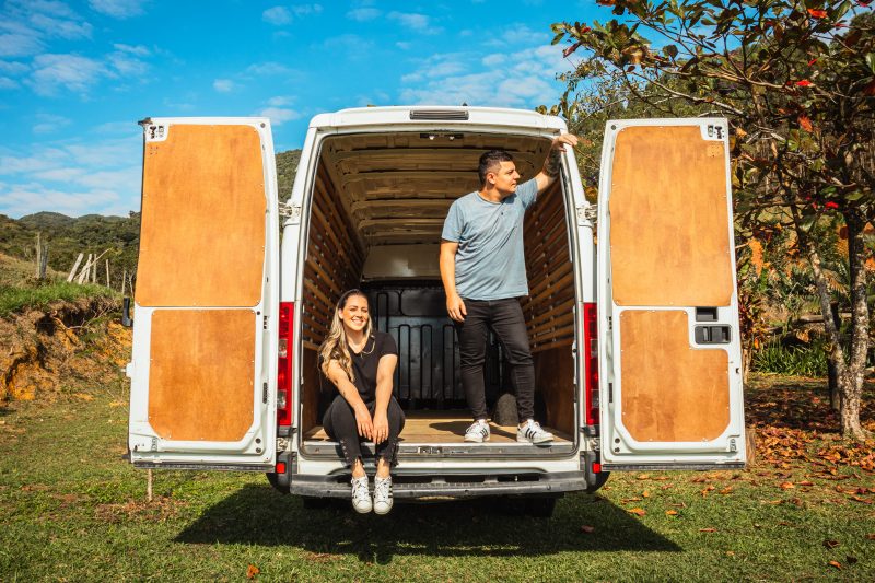 Vamos transformar uma van em uma casa - LEO & FABI